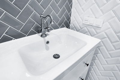 How to Enhance the Space of Small Bathrooms Using Chevron Tiles Enhance ...